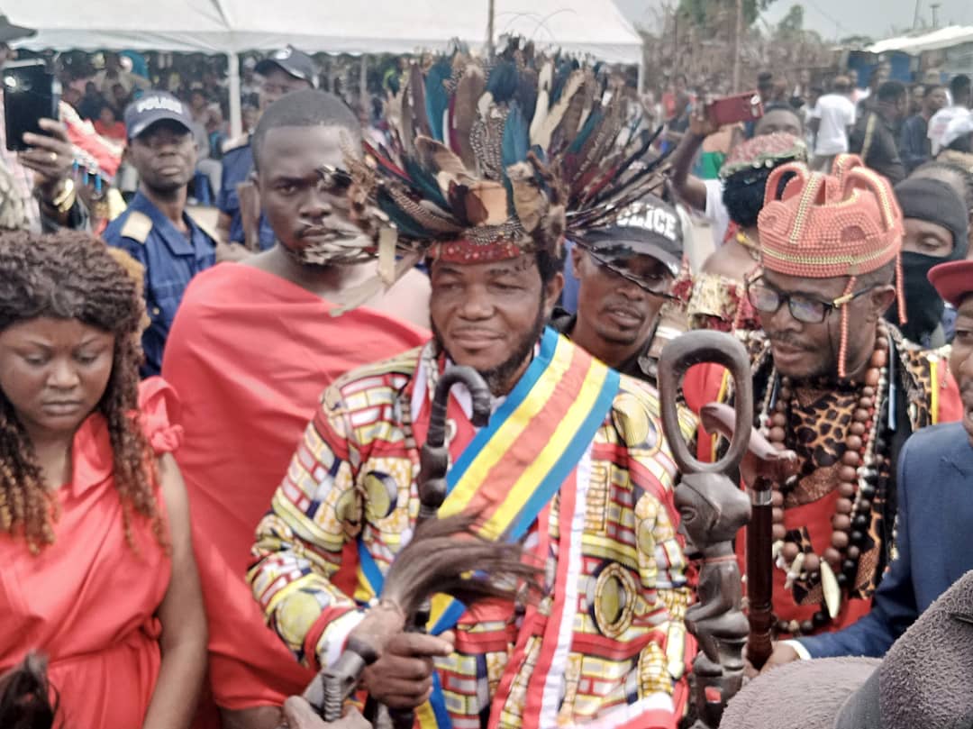 Tout le village Bingi Bingi autour d’un grand chef Willy Mabiala, Aigle ...