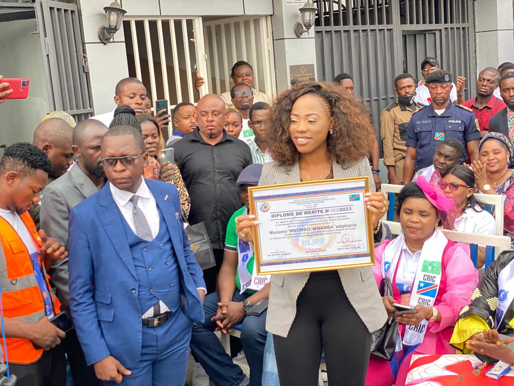 CRIC: Stéphanie Mbombo accueillie par une haie d’honneur (et un curieux ...