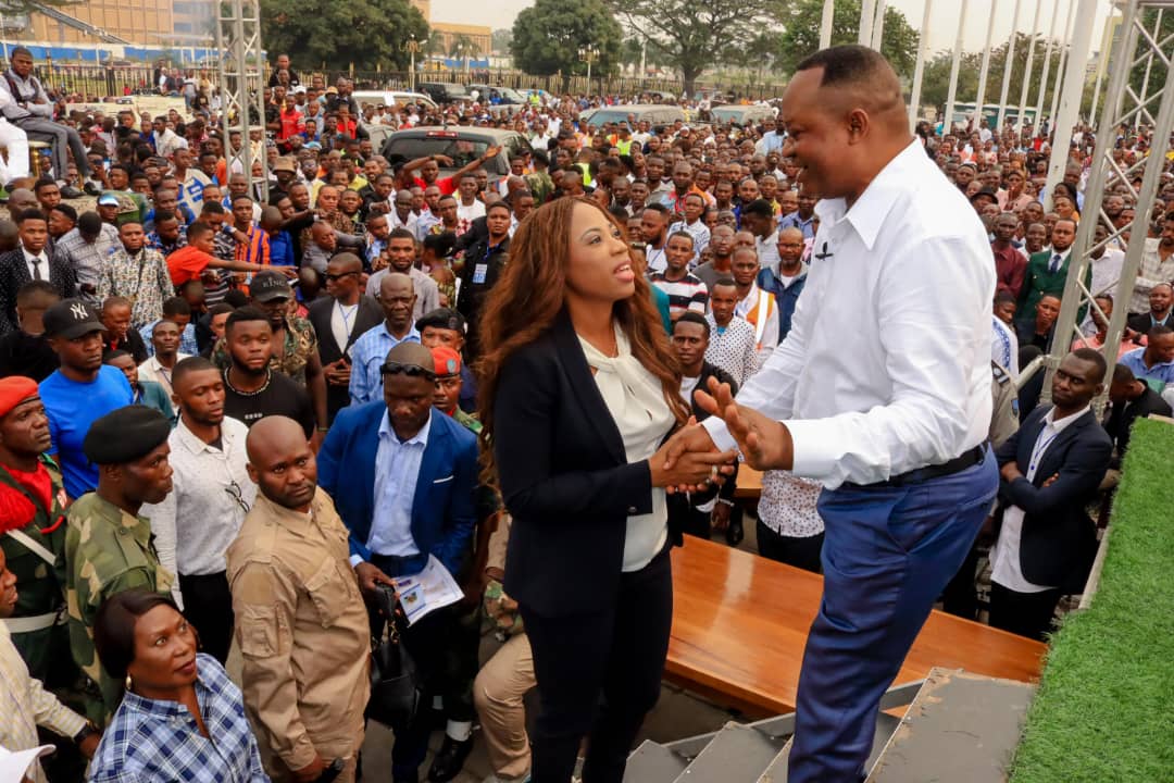RDC: Stéphanie Mbombo passe le message du Président Tshisekedi, devant ...