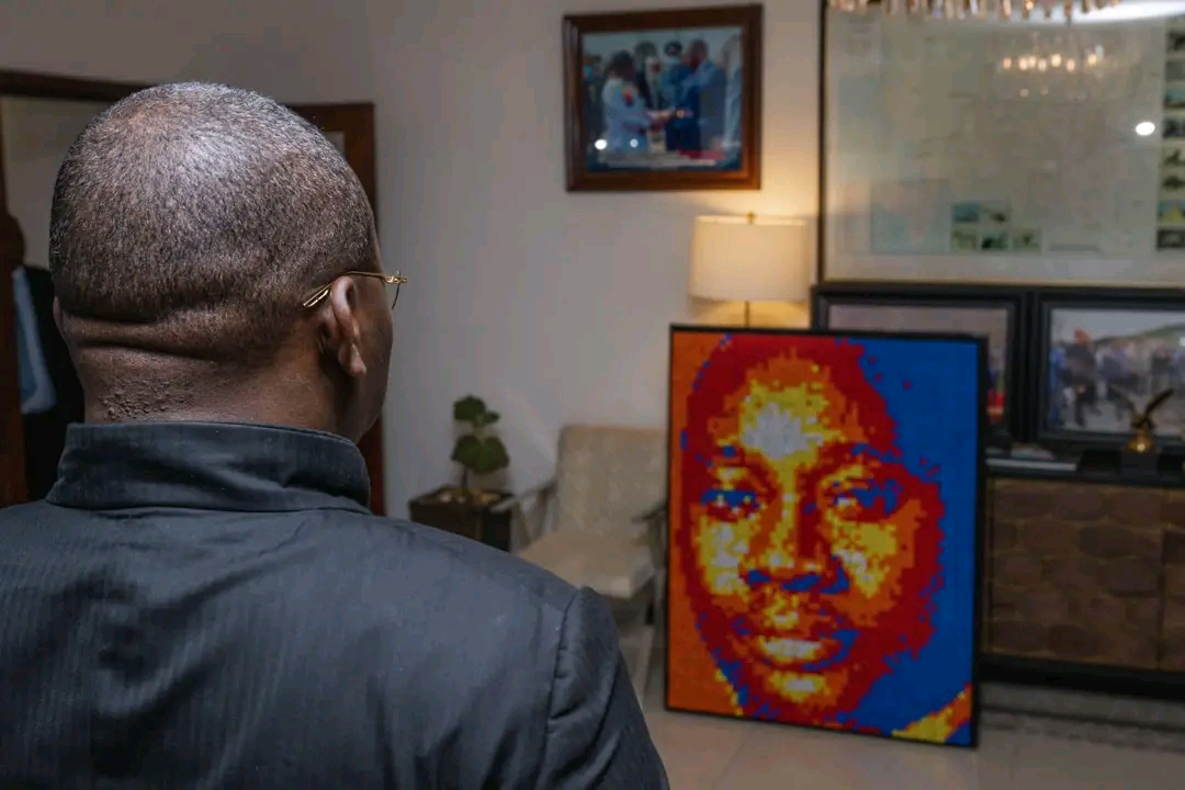 Le Ministre Guy Loando Mboyo ébloui par son portrait en rubik’s cube ...